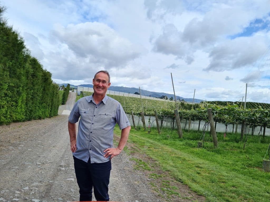 Shane Dyer in Kiwifruit photo 2021 | DE SANGOSSE New Zealand